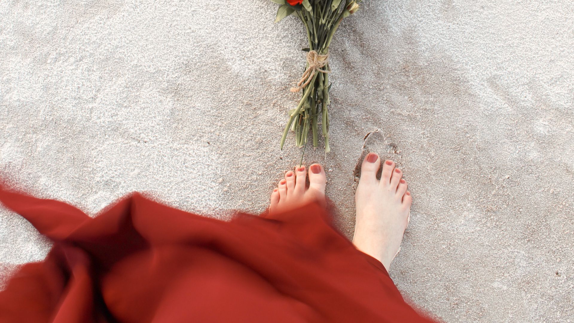 Скачать 1920x1080 ноги, девушка, букет, цветы, эвкалипт, пляж обои ...
